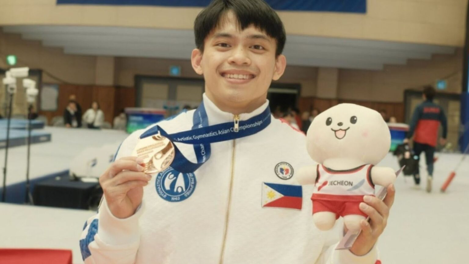 Carlos Yulo Delivers Jaw-Dropping Routine In First Post-Olympics Outing | SteftheMomma.com